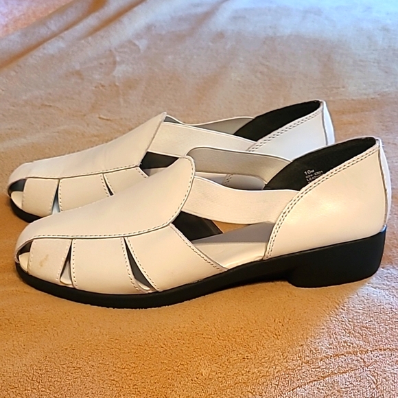 Liz Baker | Shoes | Nwot Liz Baker White Leather Sandal M | Poshmark